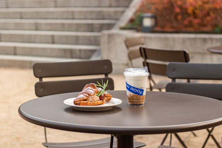 Cafe Low Roof: Modern Cafe With A Traditional Hanok Backyard Near ...