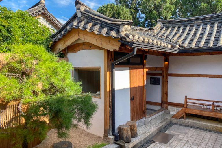 Digeut House (디귿집): Modern Hanok Stay With Amenities Like Projector ...