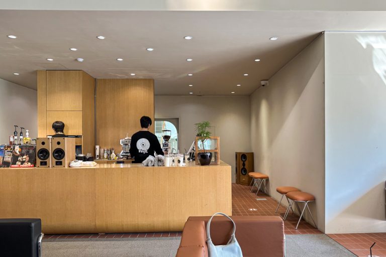 Vinyl Seongsu (바이닐 성수): Enjoy Coffee & Music At This LP Cafe Near ...